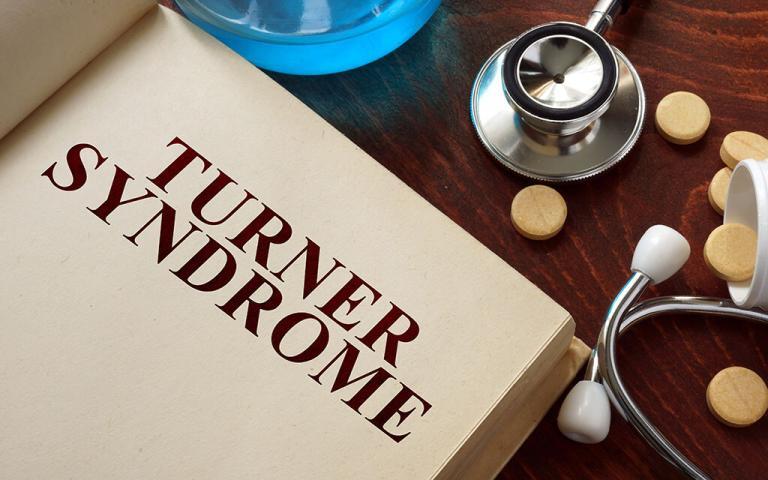 Ullrich-Turner-Syndrom: Therapie für Mädchen und Frauen verbessern