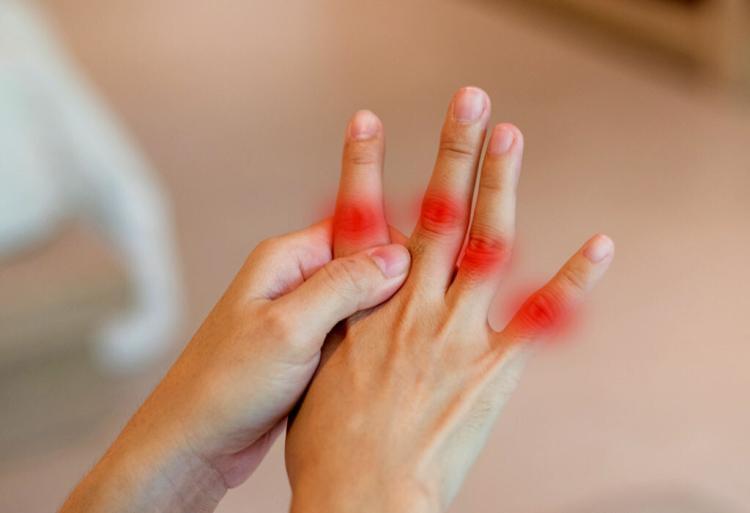 Steife Fingergelenke rasch behandeln – und auf Rheuma abklären